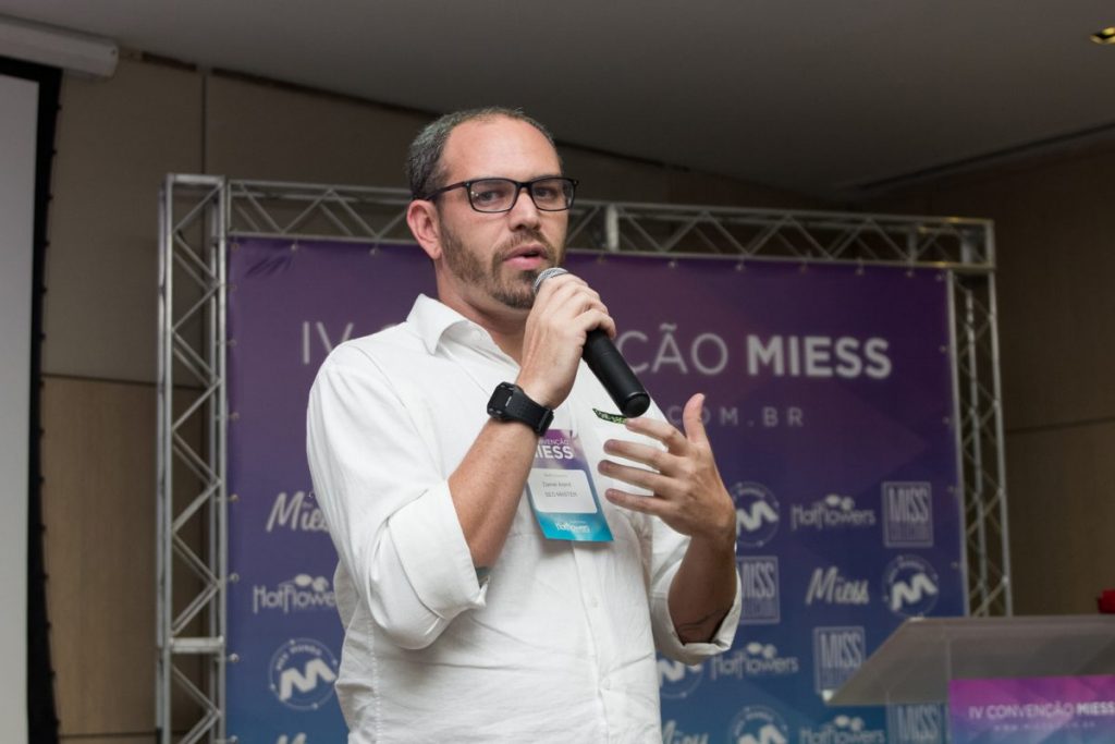 Sex shop, dicas, desfile e muito mais! Veja o que rolou na Convenção ...